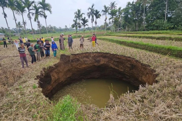 Lubang Raksasa Muncul di Situjuah Sumbar, Pakar Sebut Dipicu Geologi ...